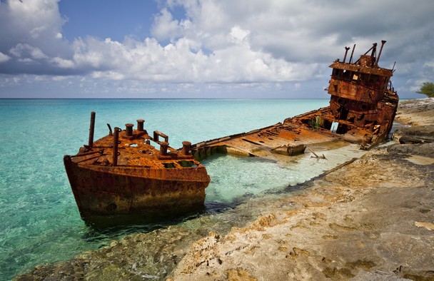 THE WORLD GEOGRAPHY: 15 Picturesque Shipwrecks Worldwide
