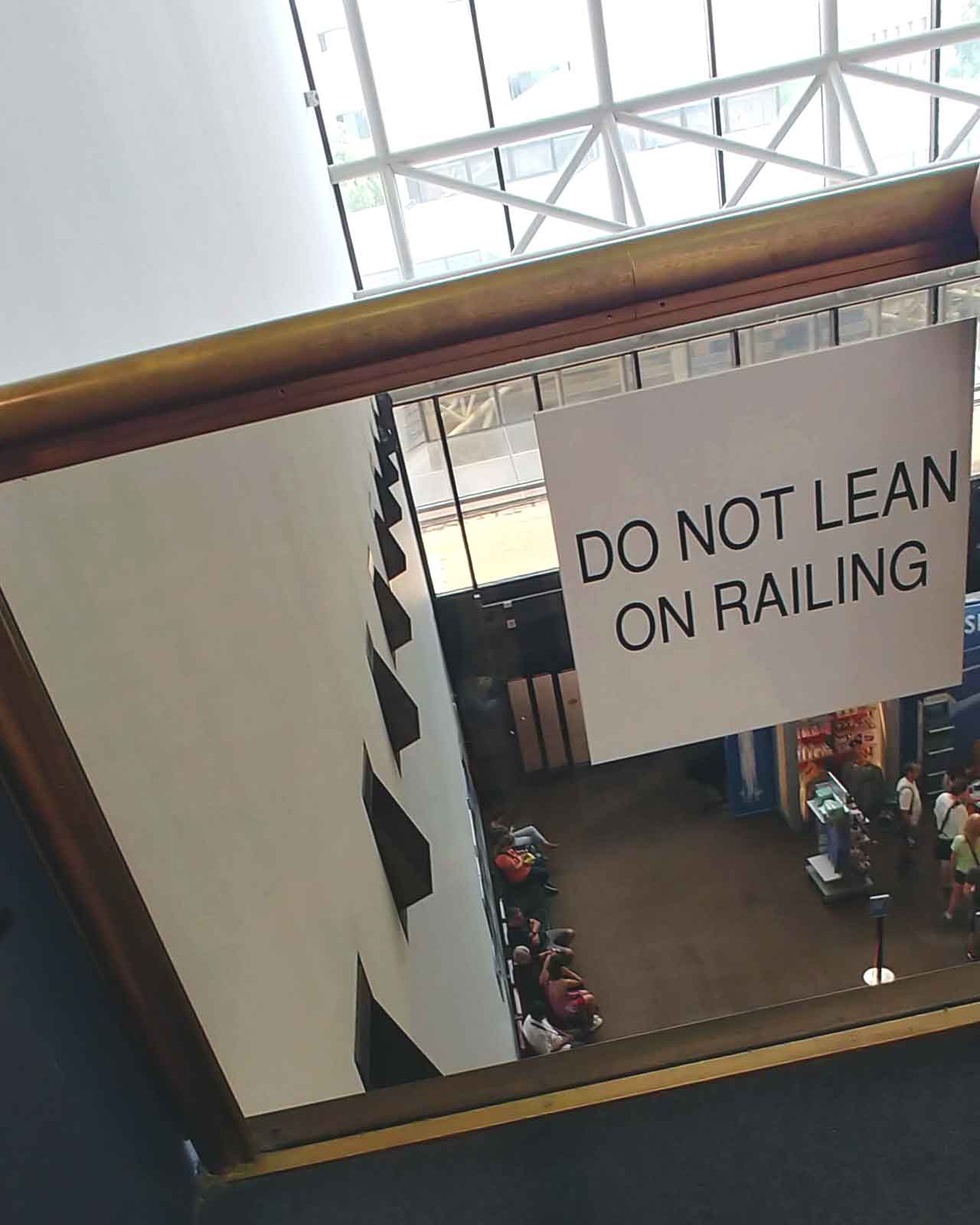 DO NOT LEAN ON RAILING - 기대지 마세요