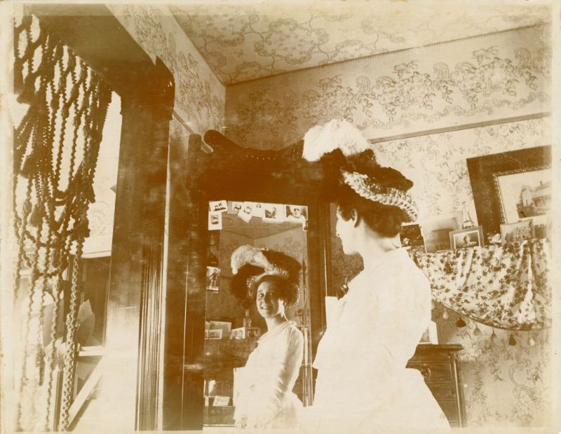 35 Found Photos Capture Edwardian People in Their Houses ~ Vintage Everyday