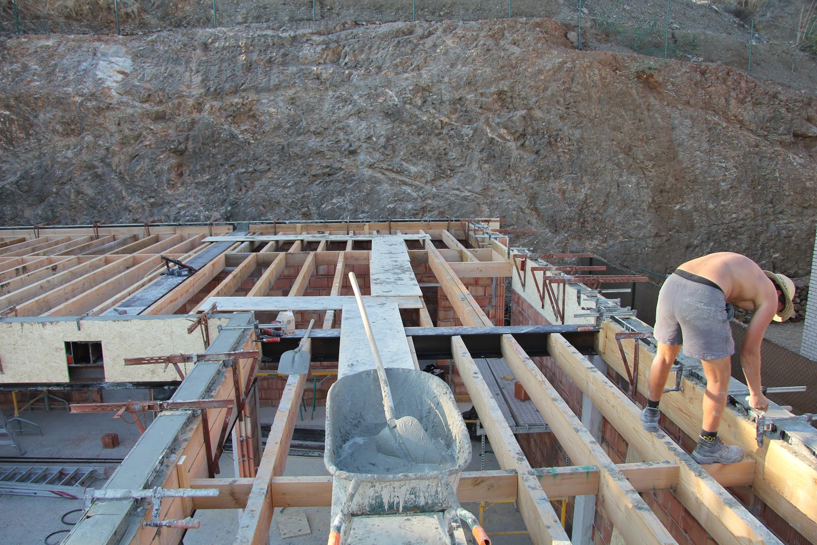 Jugusoma: Ringbalk gieten.