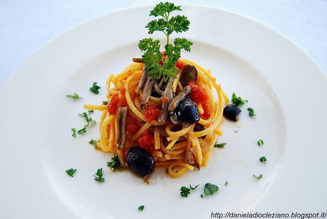 Chitarrone al tartufo con sugo di pomodoro e funghi chiodini | Daniela ...