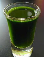 Sucul de grau verde reduce venele varicoase Sucul de iarba de grau ...