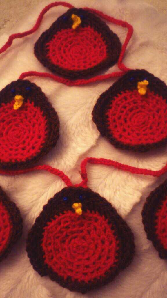 Owl In Stitches: Festive Robin Bunting - Free Crochet Pattern