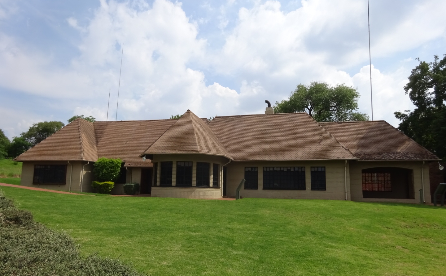 Brian and Jackie Cross: A visit to Liliesleaf Farm, Rivonia ...