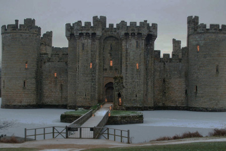 THE SYMBOLISM OF CASTLES IN HORROR MOVIES AND BOOKS!