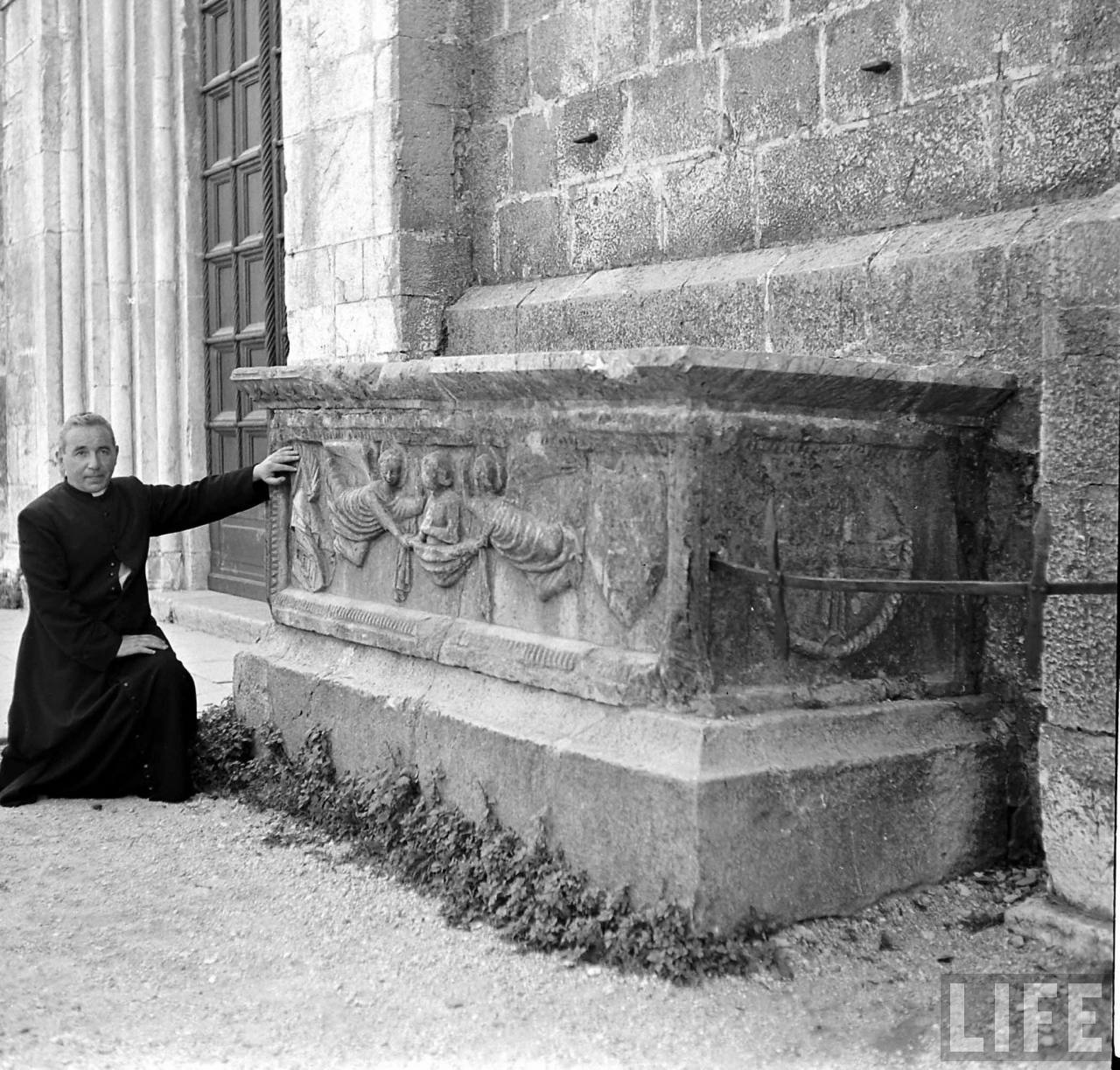 Candid Photographs Captured People Living a Normal Life With Mummies in ...