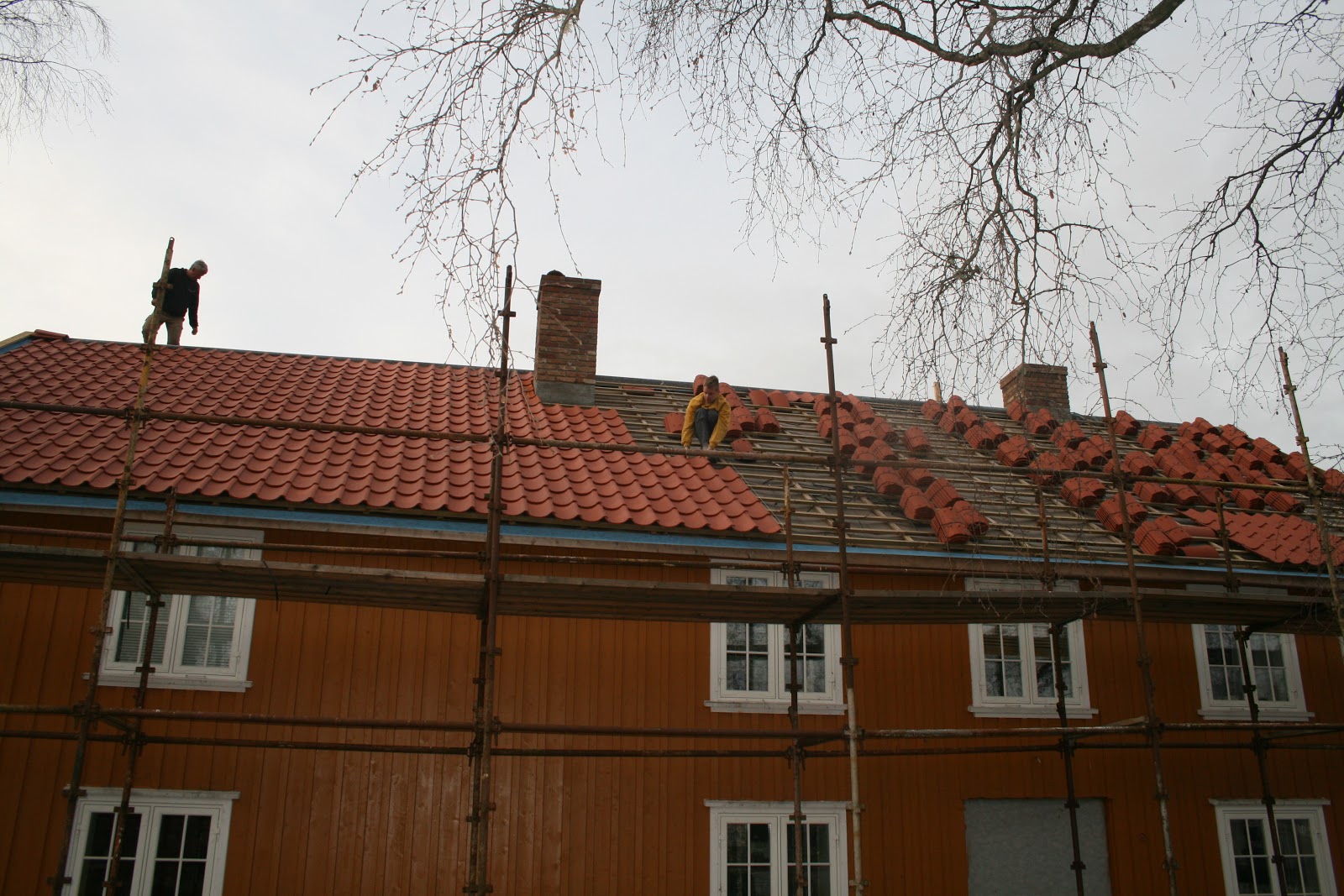 Gården Them nedre: Takstein legges