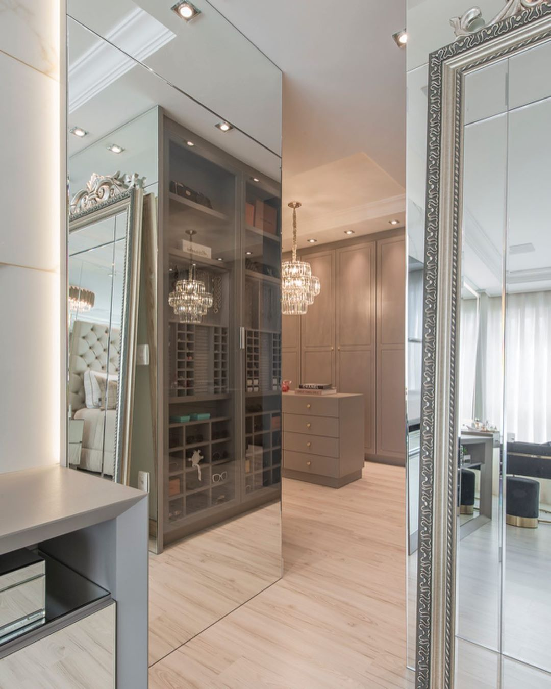 Closet na cor fendi e dourado com portas, ilha e lustre! - Decor Salteado