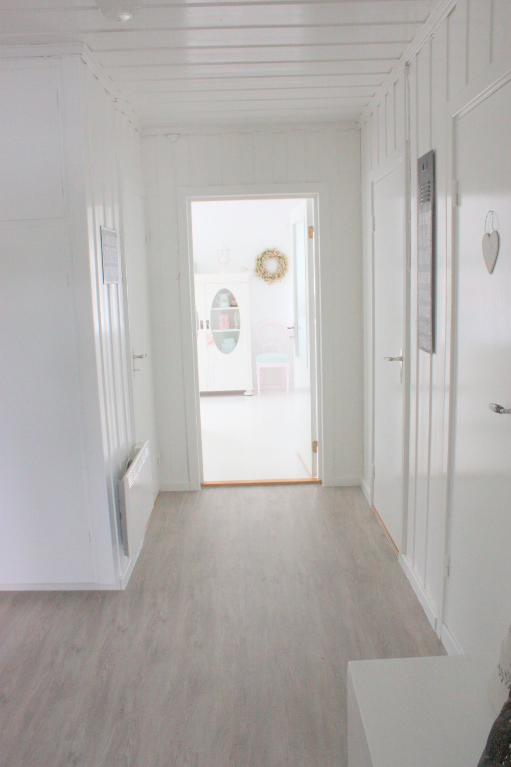 Hos Jorunn : Gulvet i gangen er ferdig:)