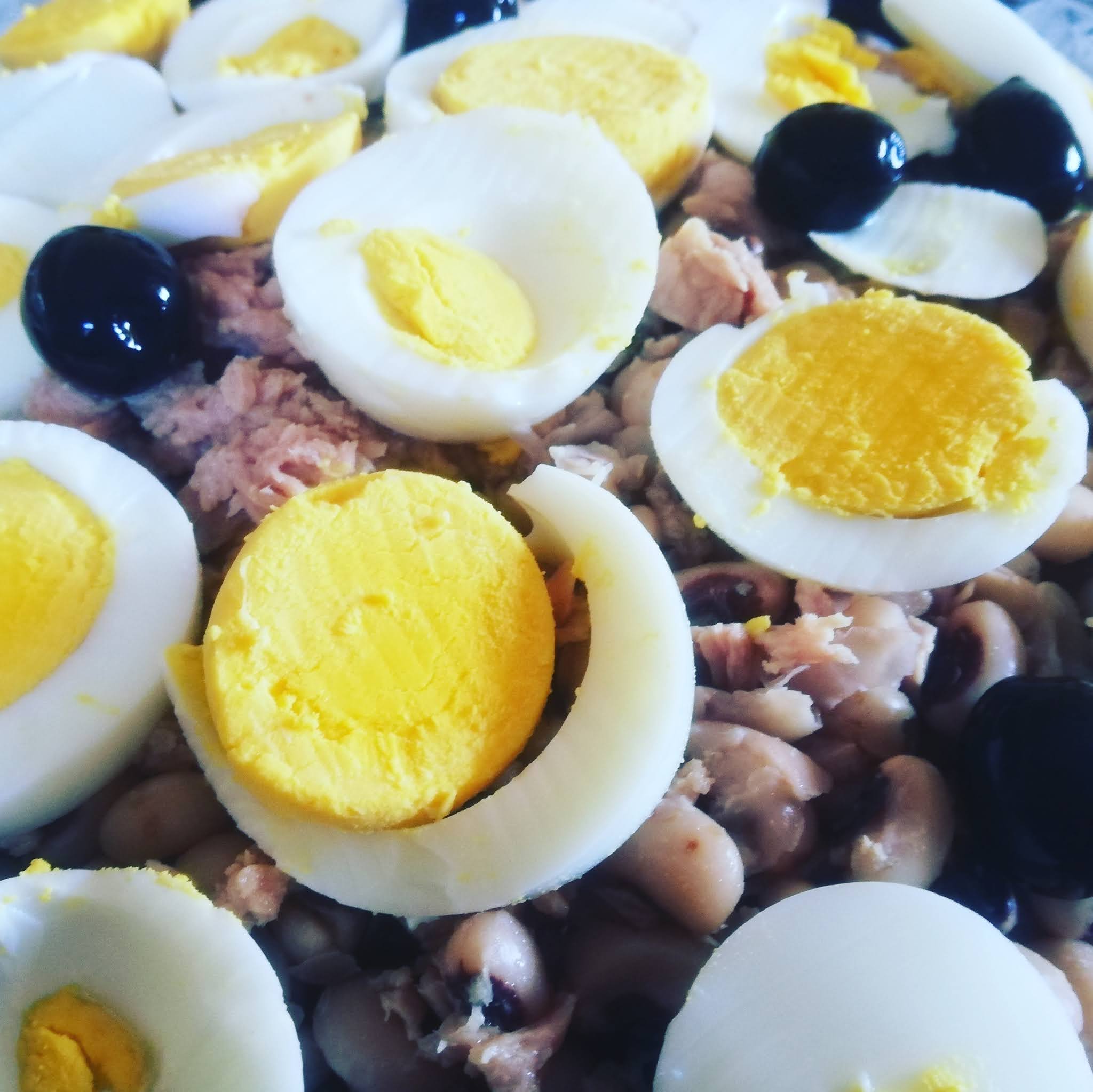 ALLISSONECOMPANHIA: SALADA DE FEIJÃO FRADE COM ATUM E OVOS