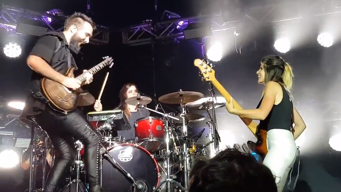 Video: los músicos de Eruca Sativa cambiaron de rol en medio de su show