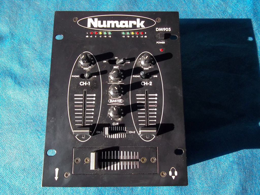 conexion: Mezcladora Numark DM905