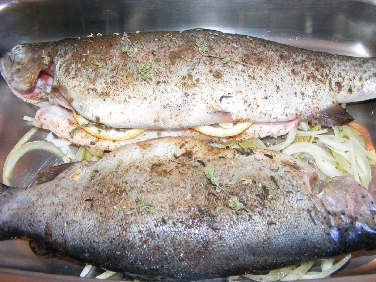 Pastrav la cuptor in sos de vin alb | Preparatedevis.ro