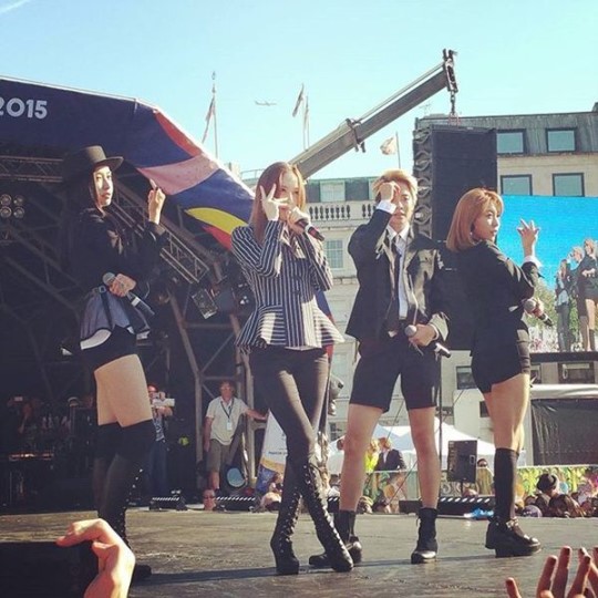f(x) performs as a group for the first time since Sulli's leave
