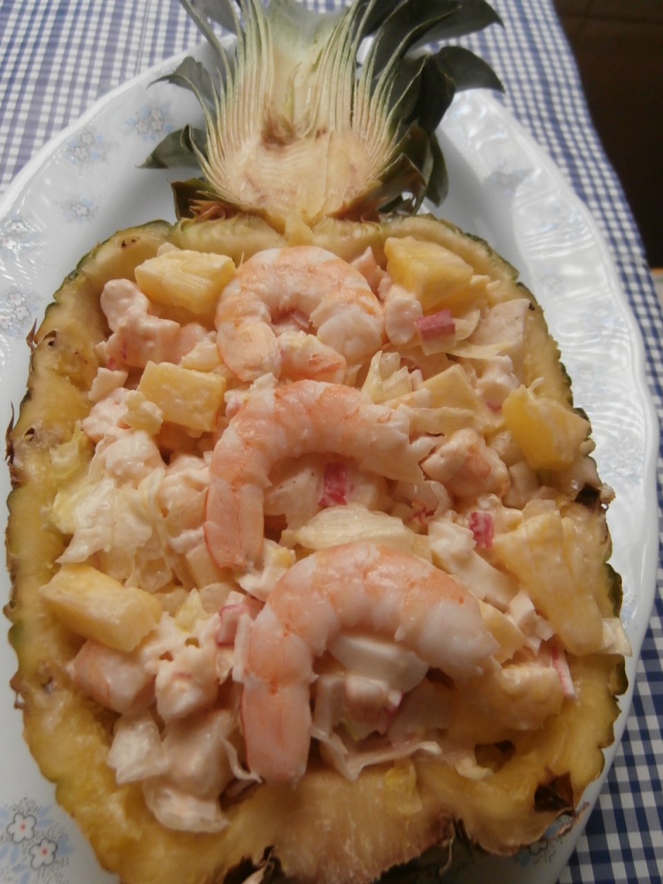 Piña rellena de coctel de langostinos