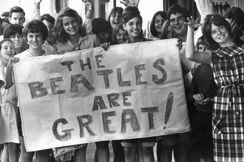Historia The Beatles (Fab Four): BEATLEMANIA - (3)