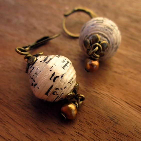 Cantiknya perhiasan dari manik-manik kertas koran dan majalah bekas ...