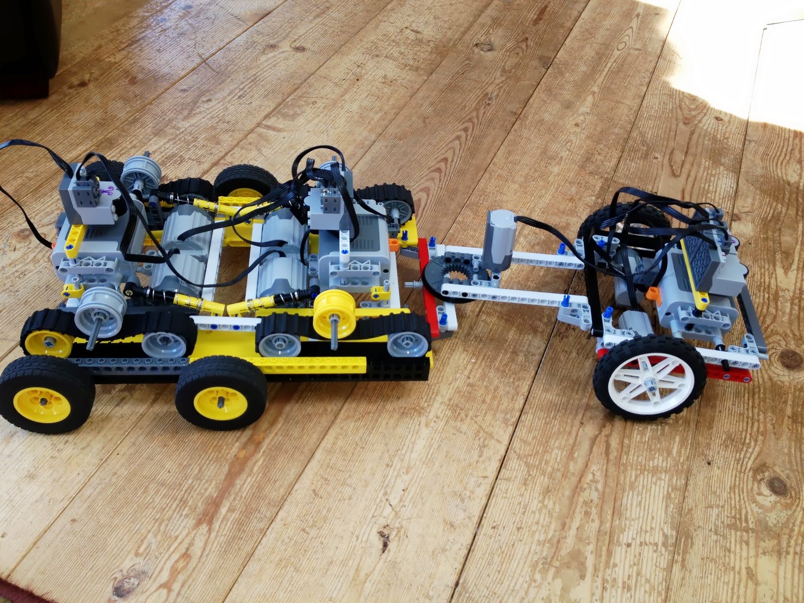 HOBBs Jobs: LEGO RC Track crawler with RC trailer
