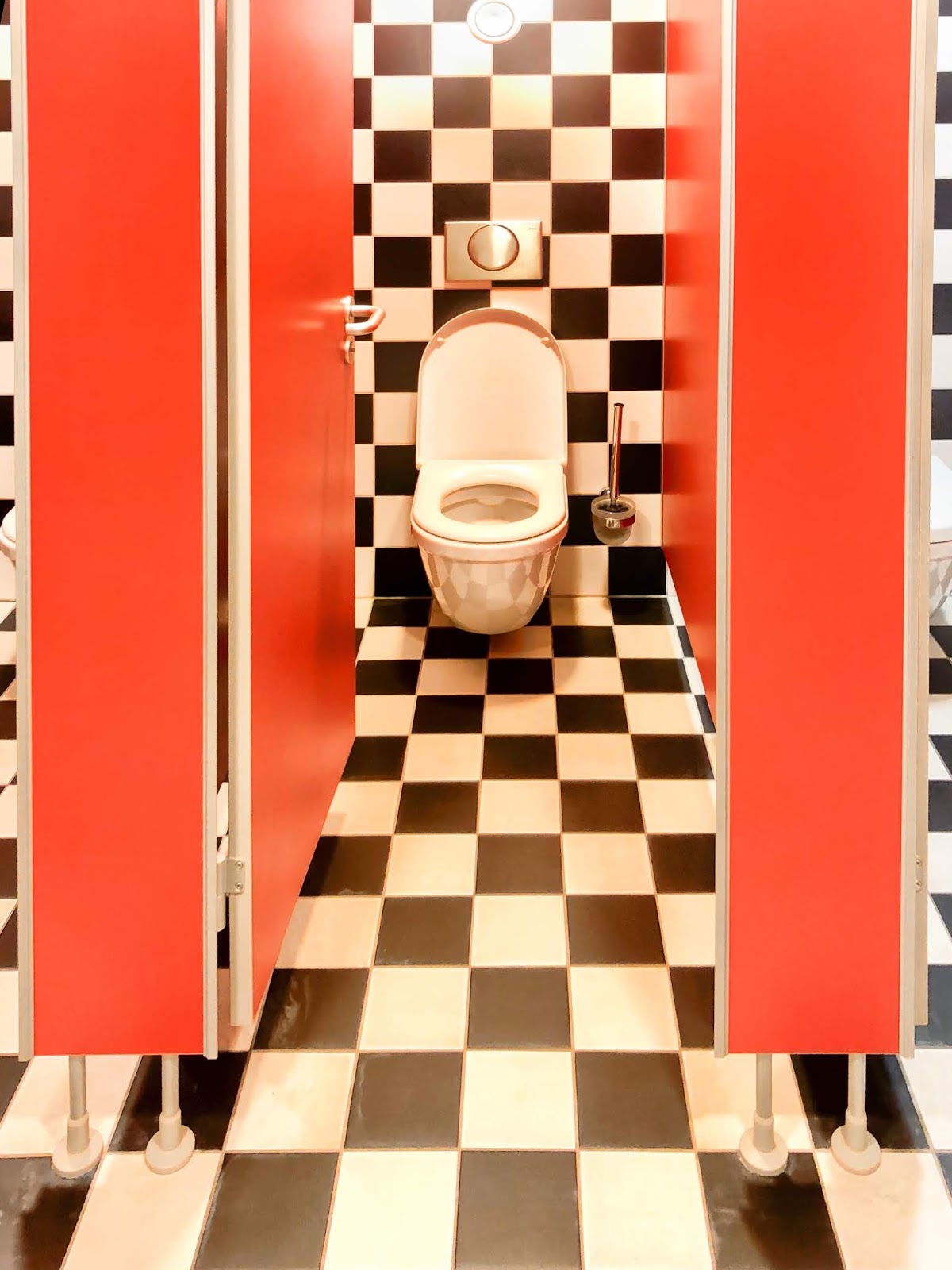 13 Unspoken Rules Of Using The Ladies Room | She's Found Strength