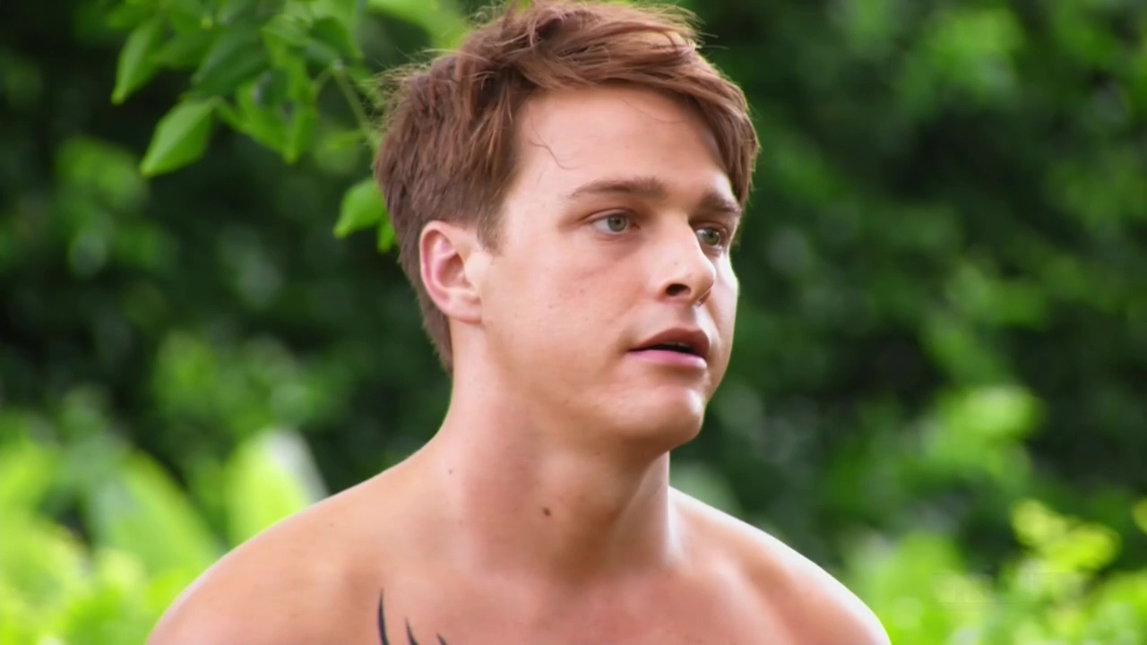 ausCAPS: Tim Franklin shirtless in Home And Away