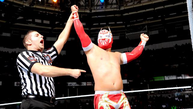 WWE In live!!!!: SIN CARA vs HUNICO