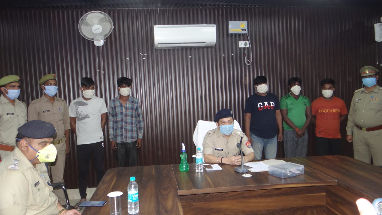 शातिर शराब तस्करों के कब्जे से पुलिस ने 2384 बोतल शराब एवं वाहन किया