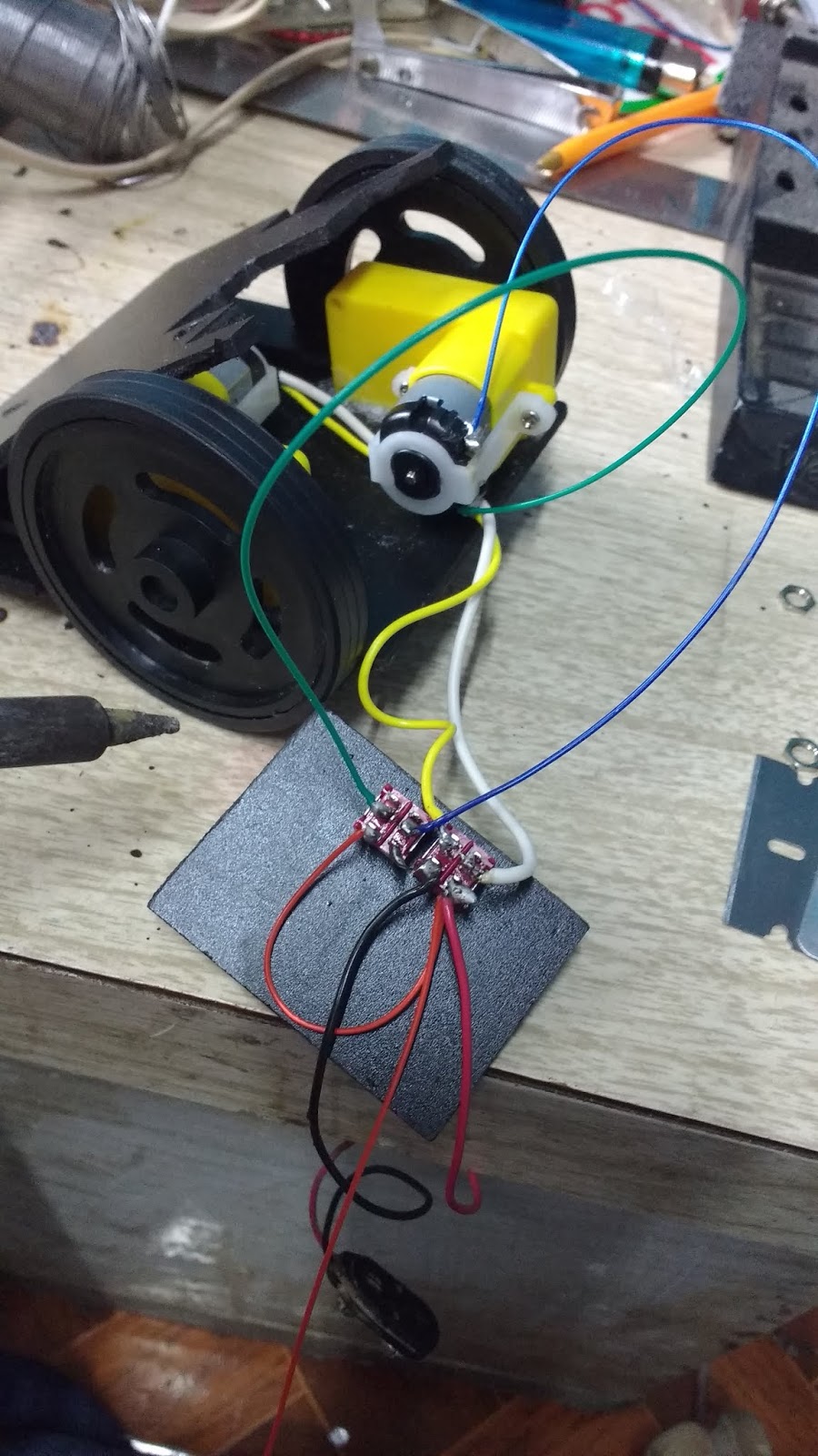 IA robotixyz: Construye un Robot Minisumo Económico