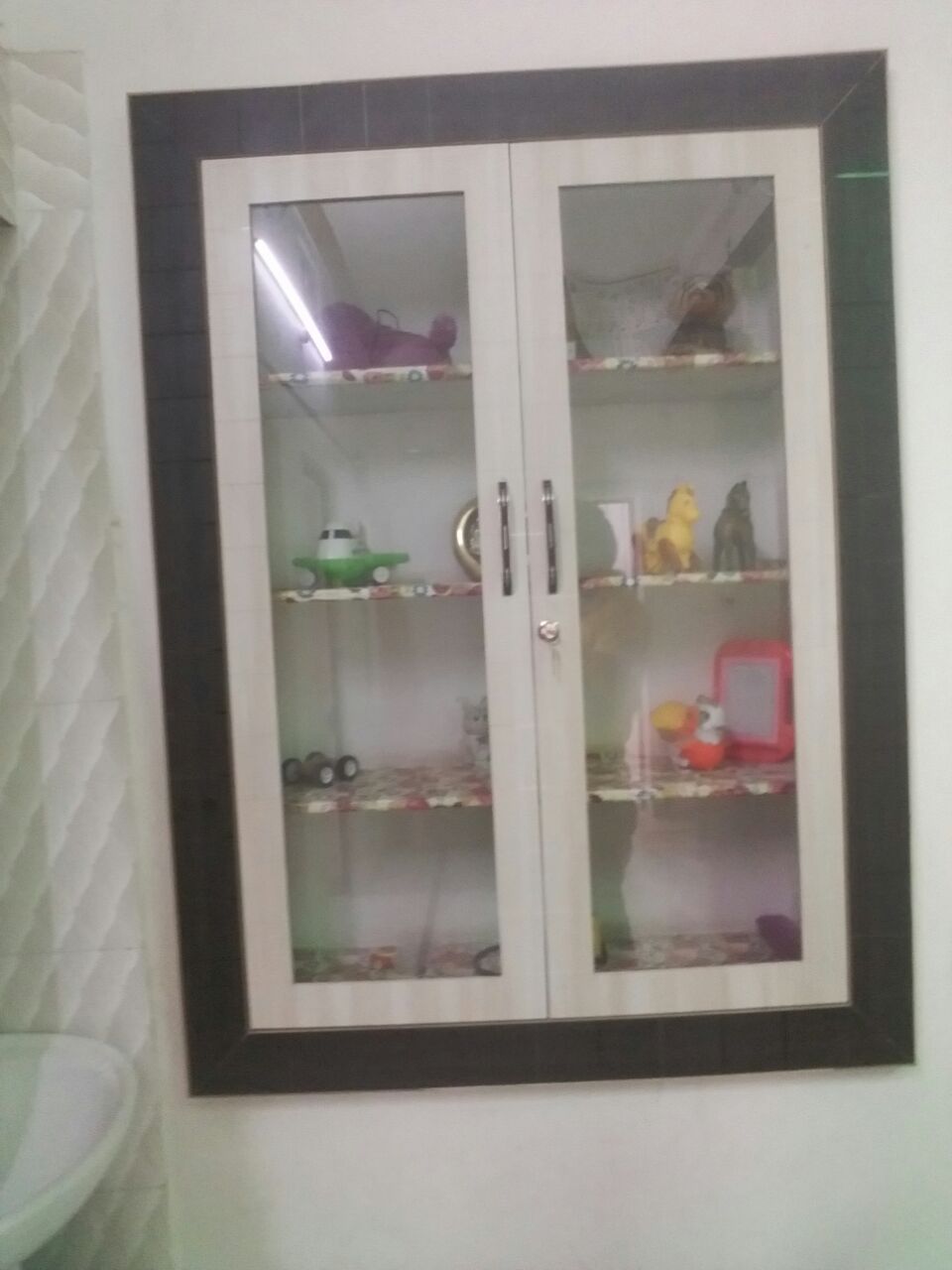 SUPREME FURNITURE DESIGNS IN LOW COST: LATEST WOODEN GLASS ALMIRAH ...