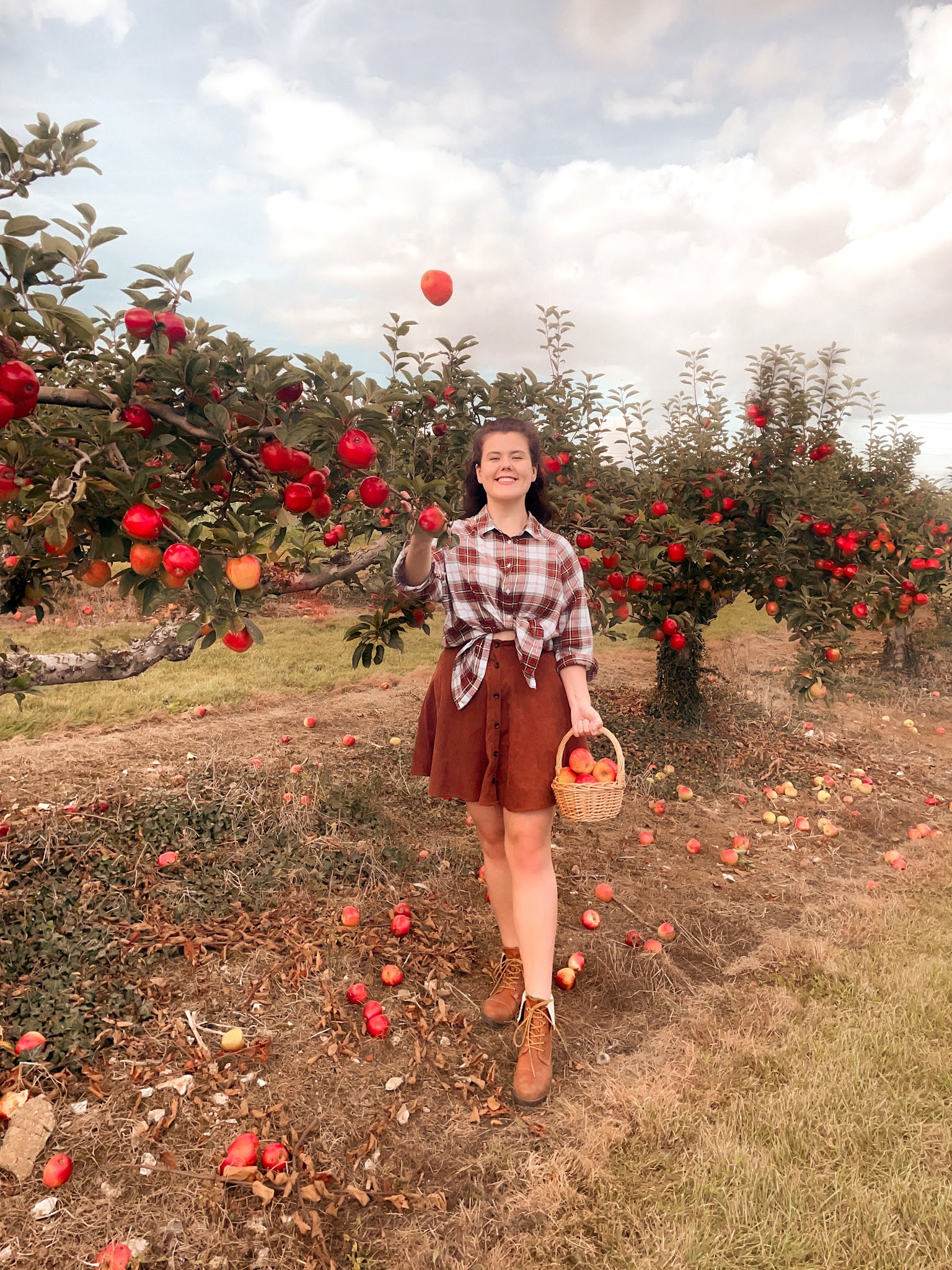 Autumn Apple Picking + Easy Apple Crumble Recipe | Pint Sized Beauty