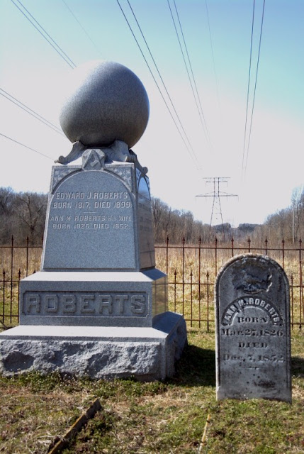 Divinebunbun's Rugged Rural Missouri: The Roberts Cemetery in Robertsville