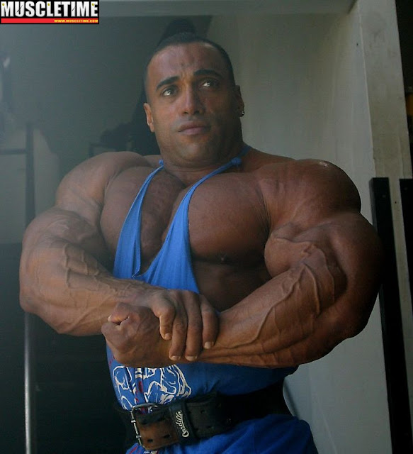 Muscle Lover: American IFBB Pro bodybuilder Dennis James "The Menace"