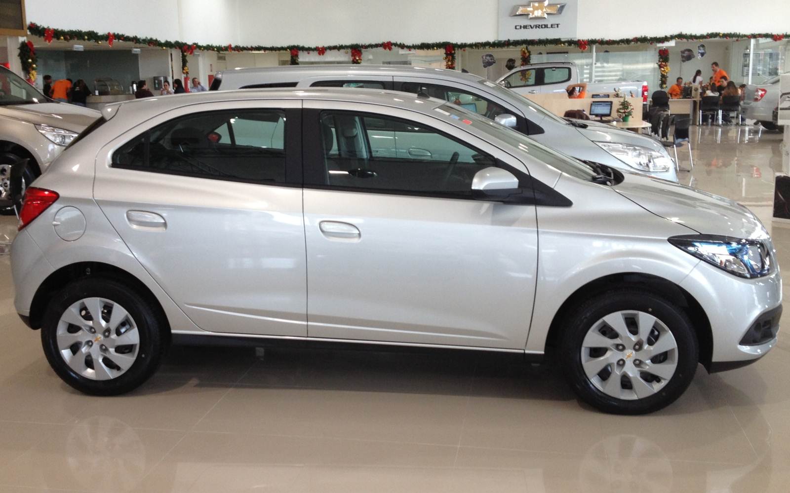 Fotos e vídeo do Chevrolet Onix LT 1.4 Prata Switchblade