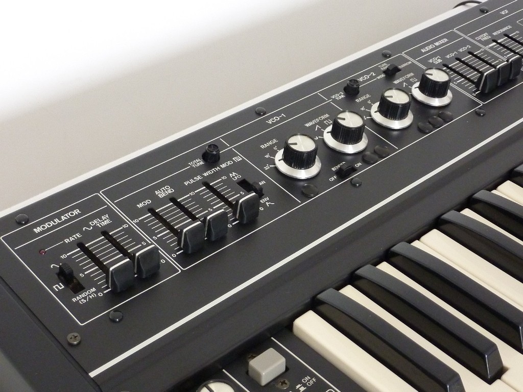 MATRIXSYNTH: Roland SH 2 Analogue Synthesizer with Original Case