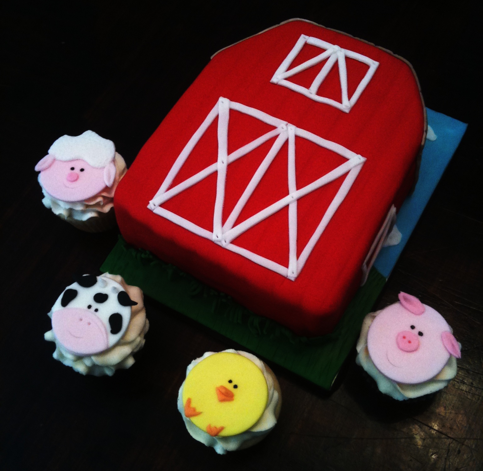 sugar: Barn Cake with Barn Animal Cupcakes