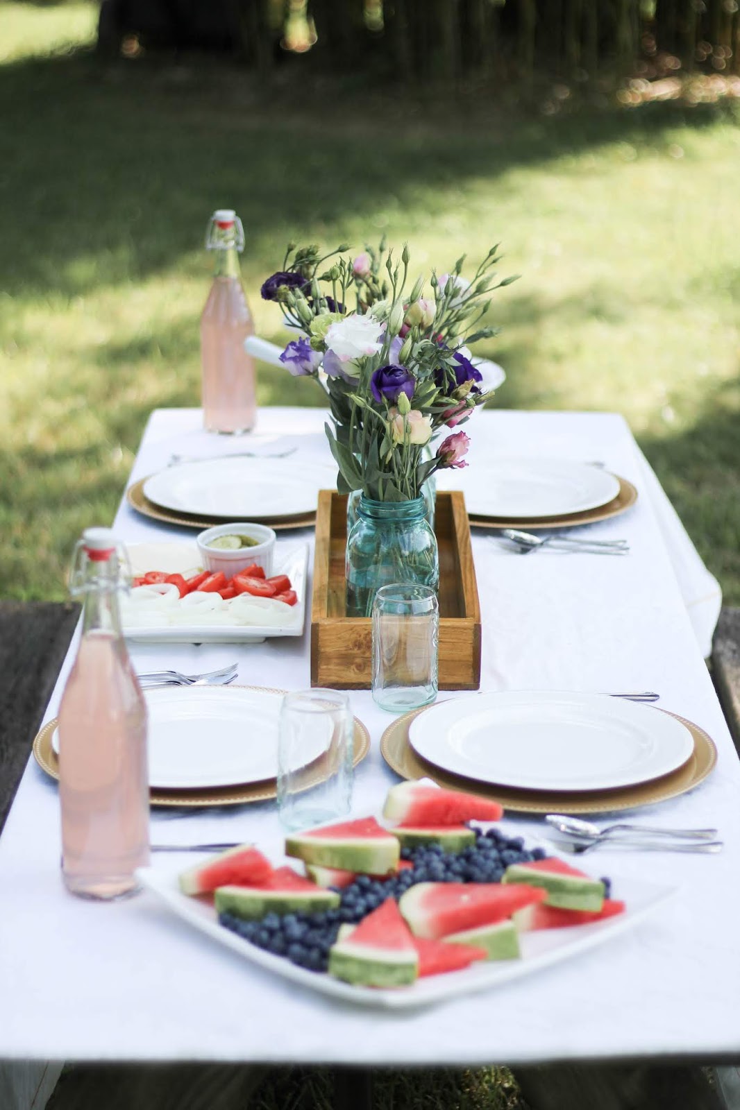 STYLED SUMMER PICNIC TABLESCAPE + ESSENTIALS | A Classy Fashionista