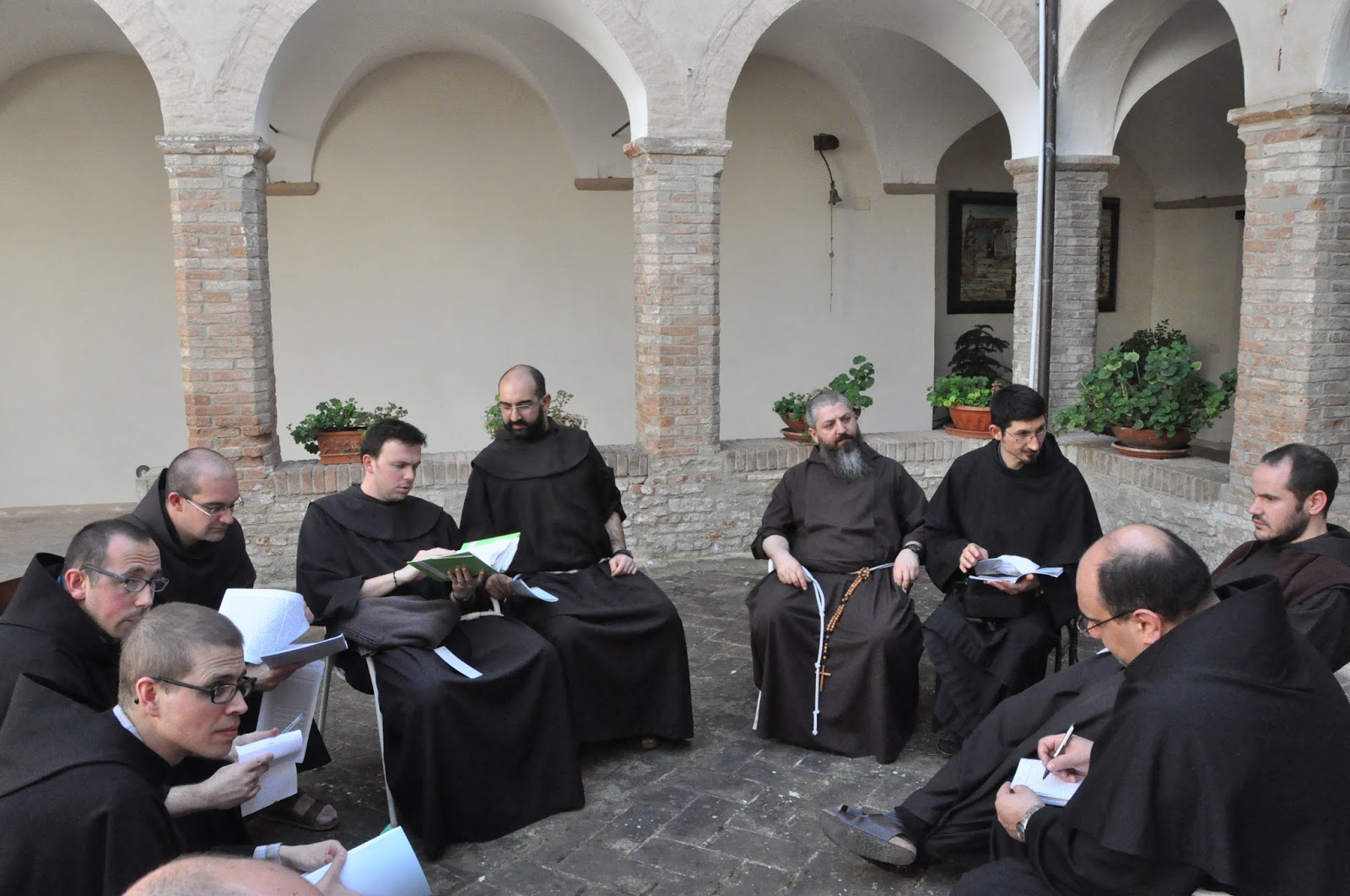 Frati in Cammino - Assisi: FRATI IN CAPITOLO: SALE DELLA TERRA E LUCE ...
