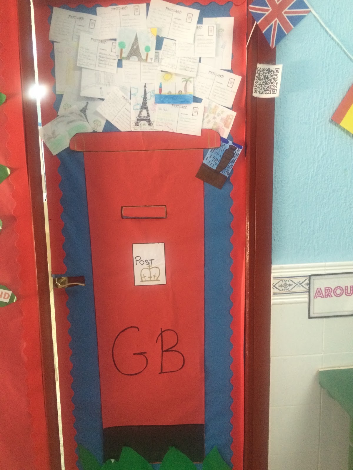 OUR ENGLISH CLASS: Writing postcards