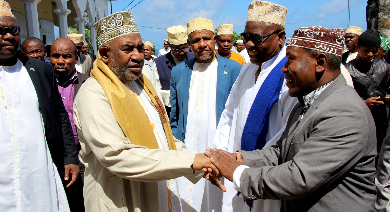 Le président Azali Assoumani a dirigé la prière du vendredi à Moya ...