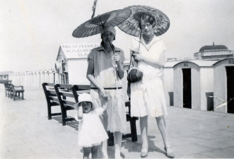 40 Found Photos Capture People At the Seaside in the 1920s and ’30s ...