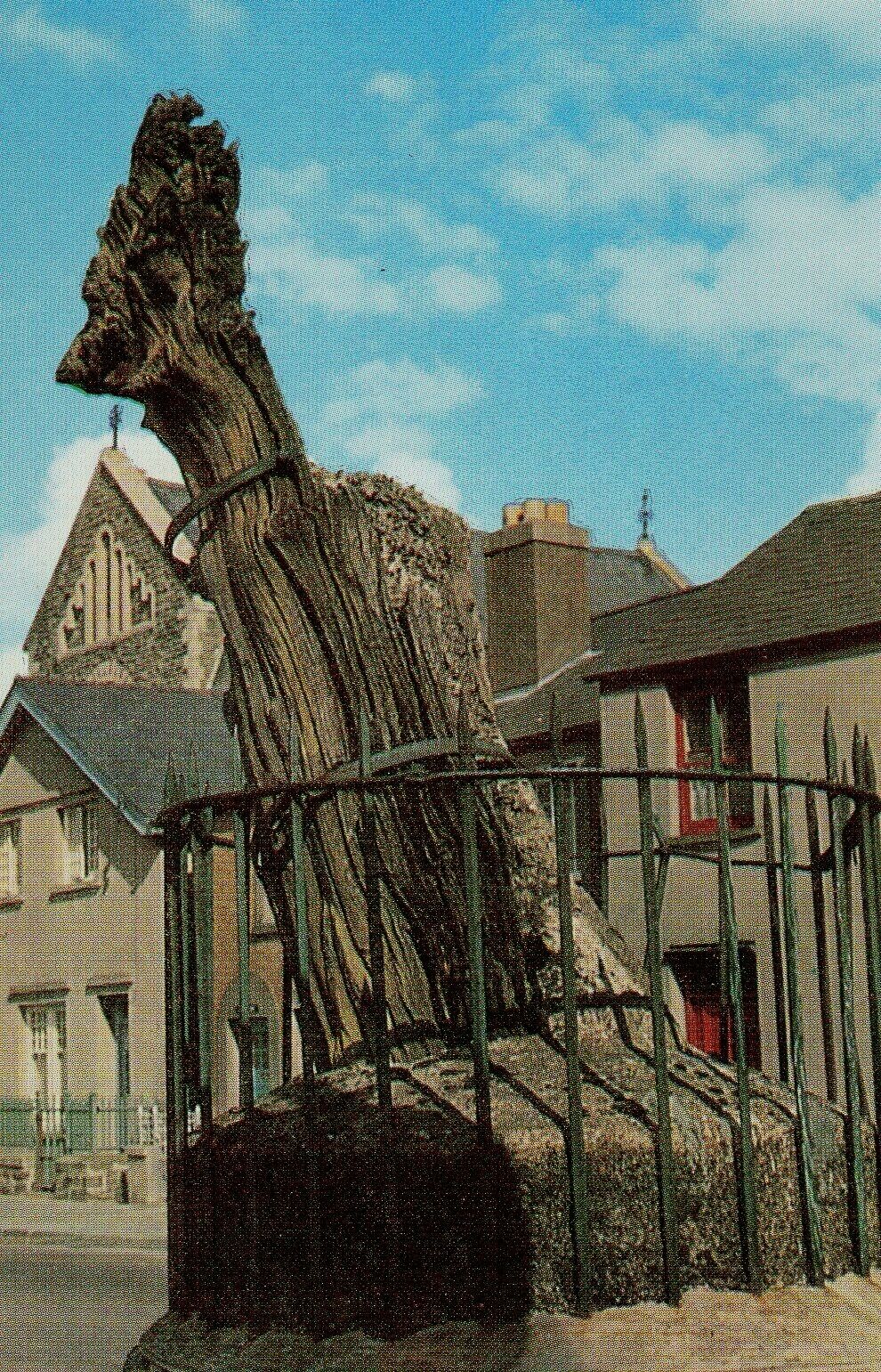 Romance that's 'Out of This World' : The legend of Merlin's Oak