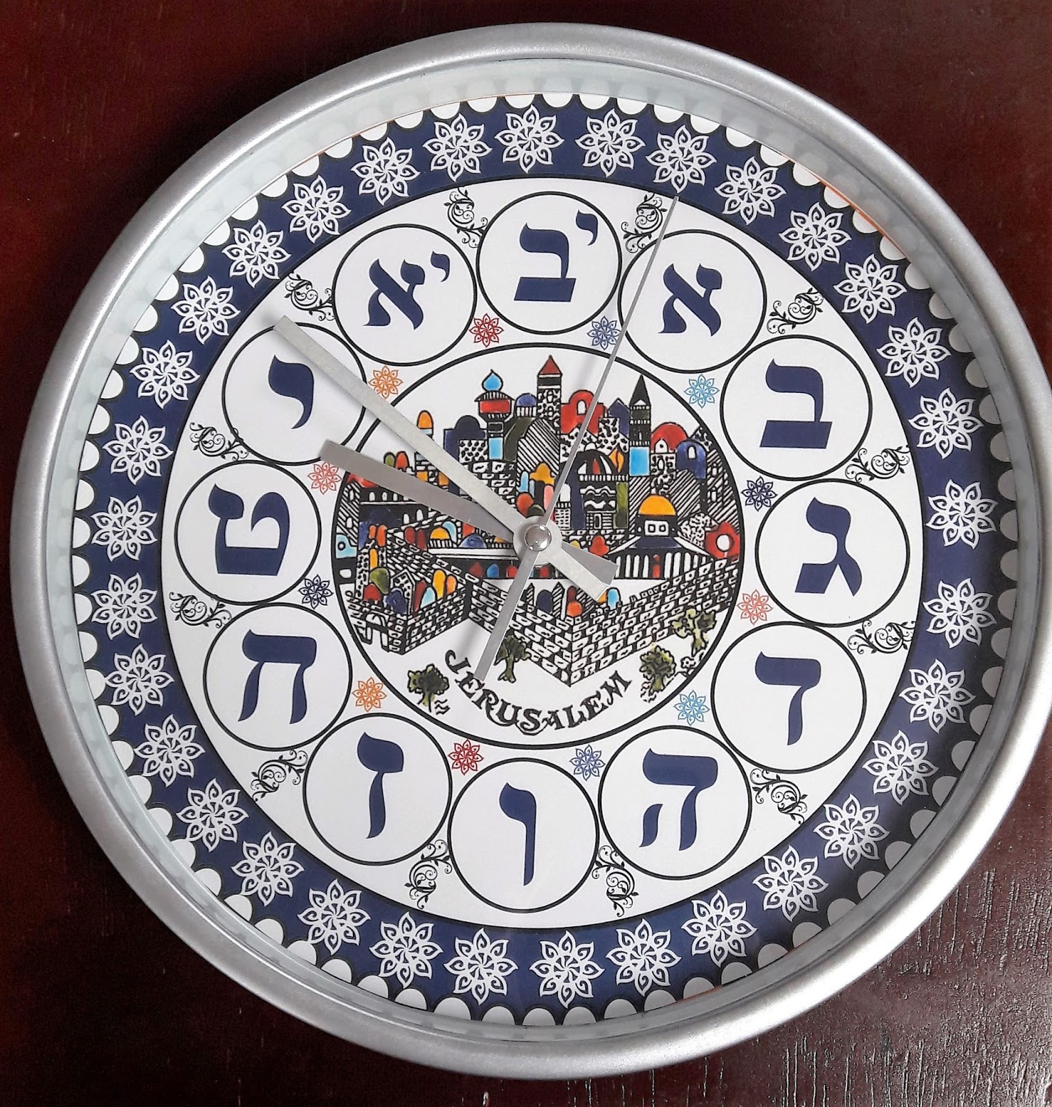 Judaica Menoráh: Relojes Hebreos de pared- de mesa - y de pulso