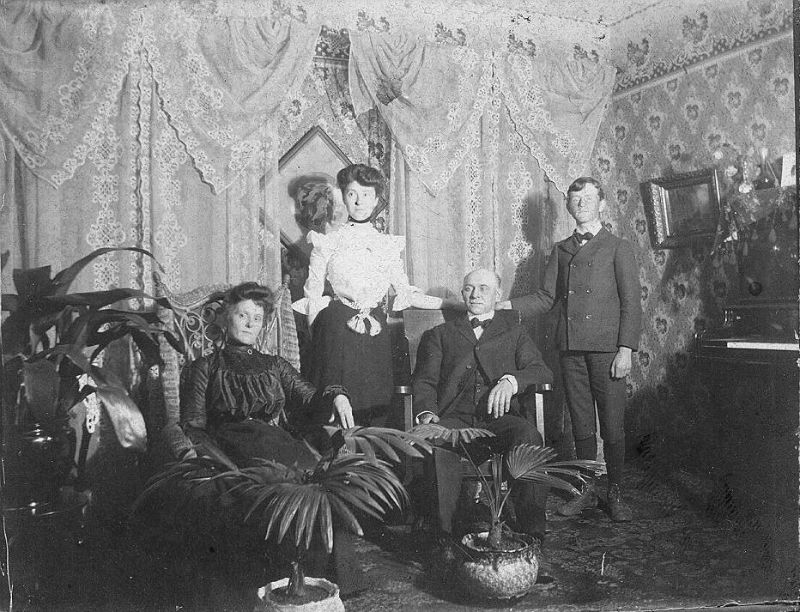 40 Amazing Found Photos Show Victorian People in Their Parlors ...