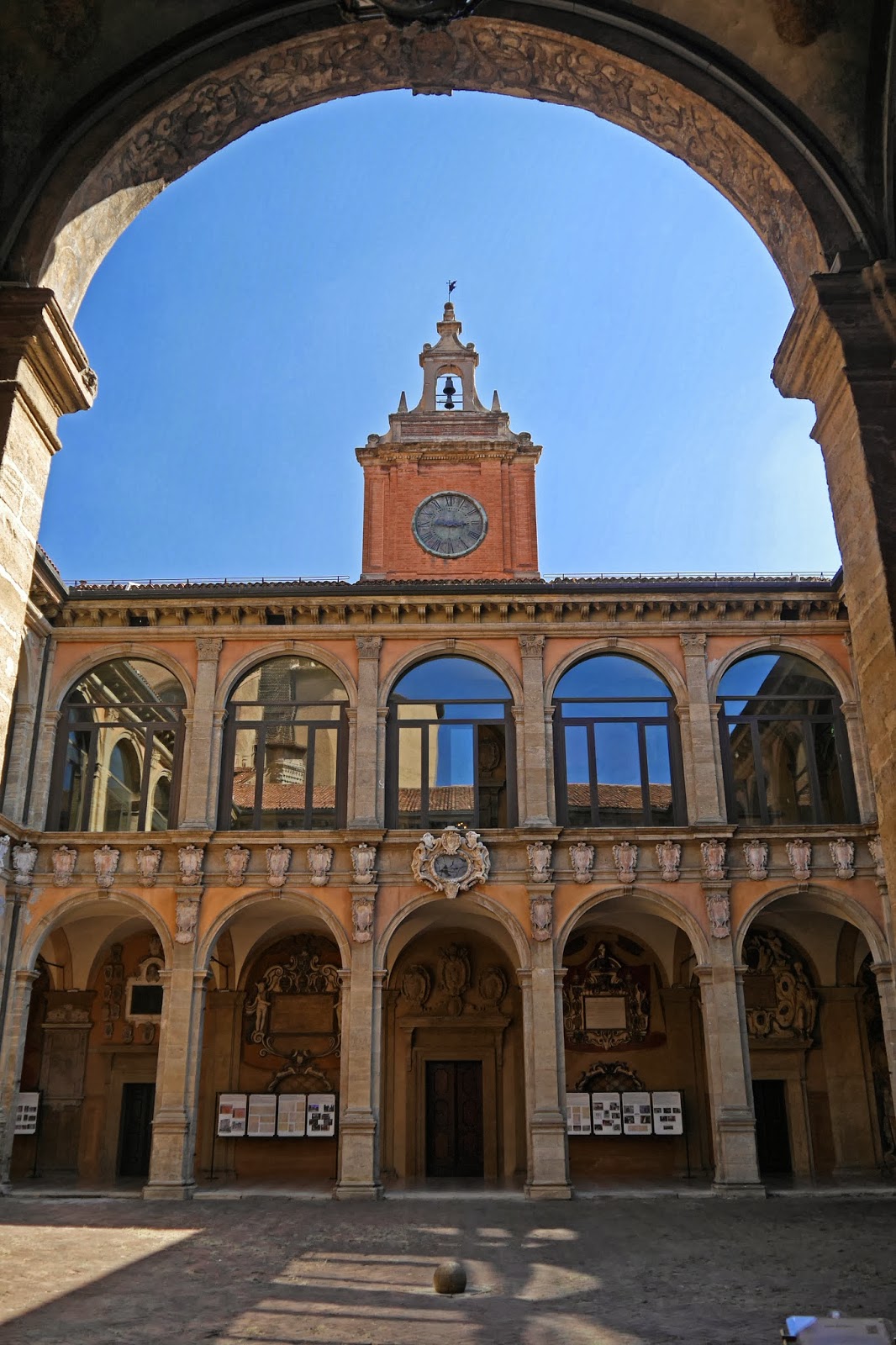 Walking in the country: Bologna: centre and west