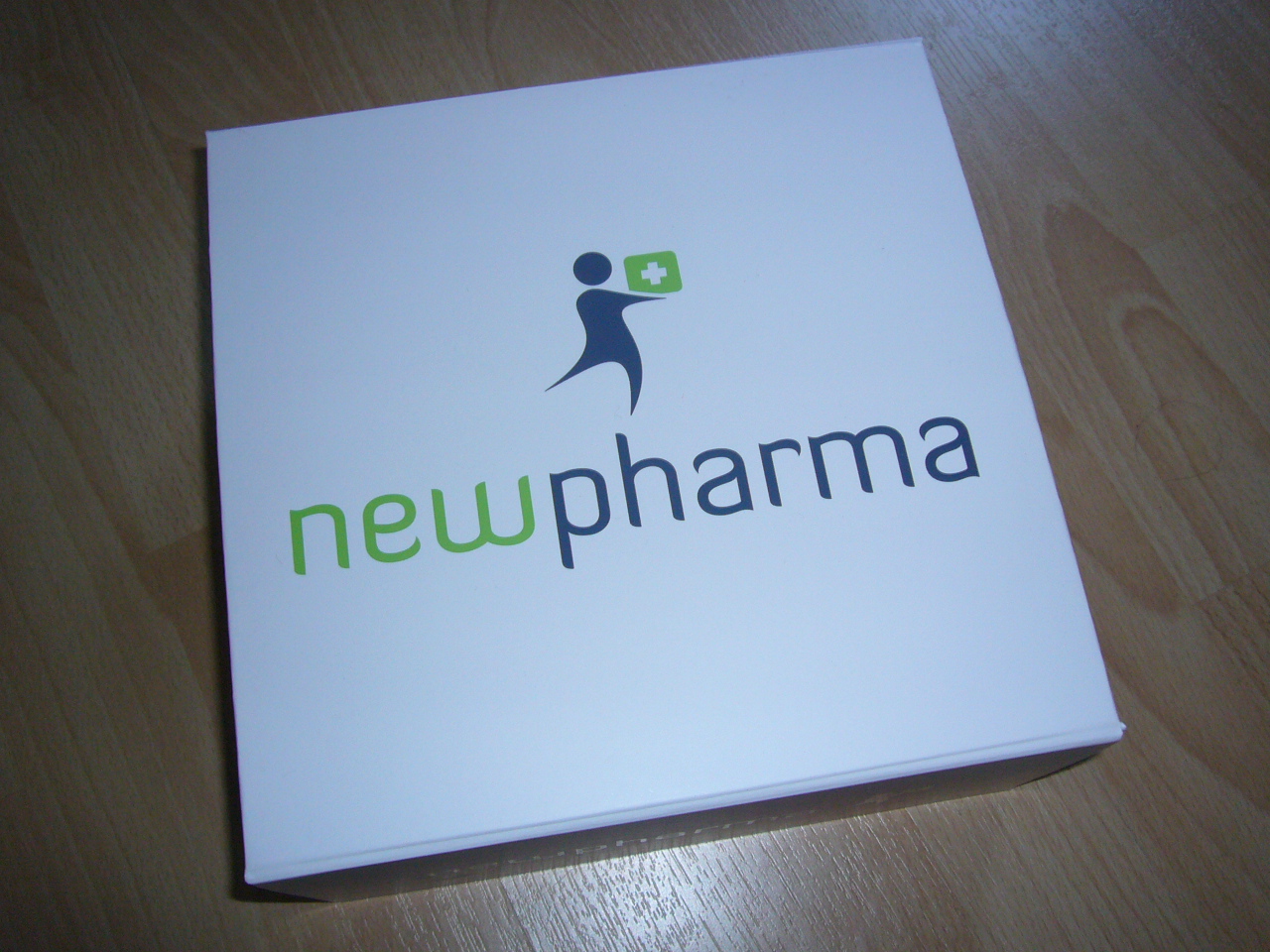 Un colis signé NEWPHARMA, la e-pharmacie made in Belgique (une fois)