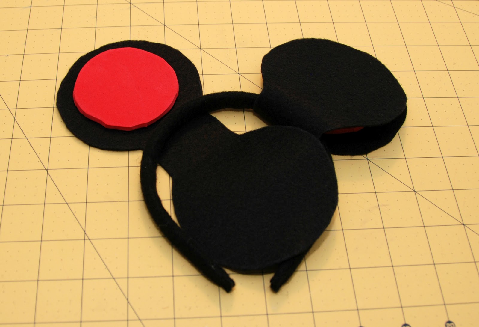One Creative Housewife: DIY Mickey & Minnie Mouse Ears