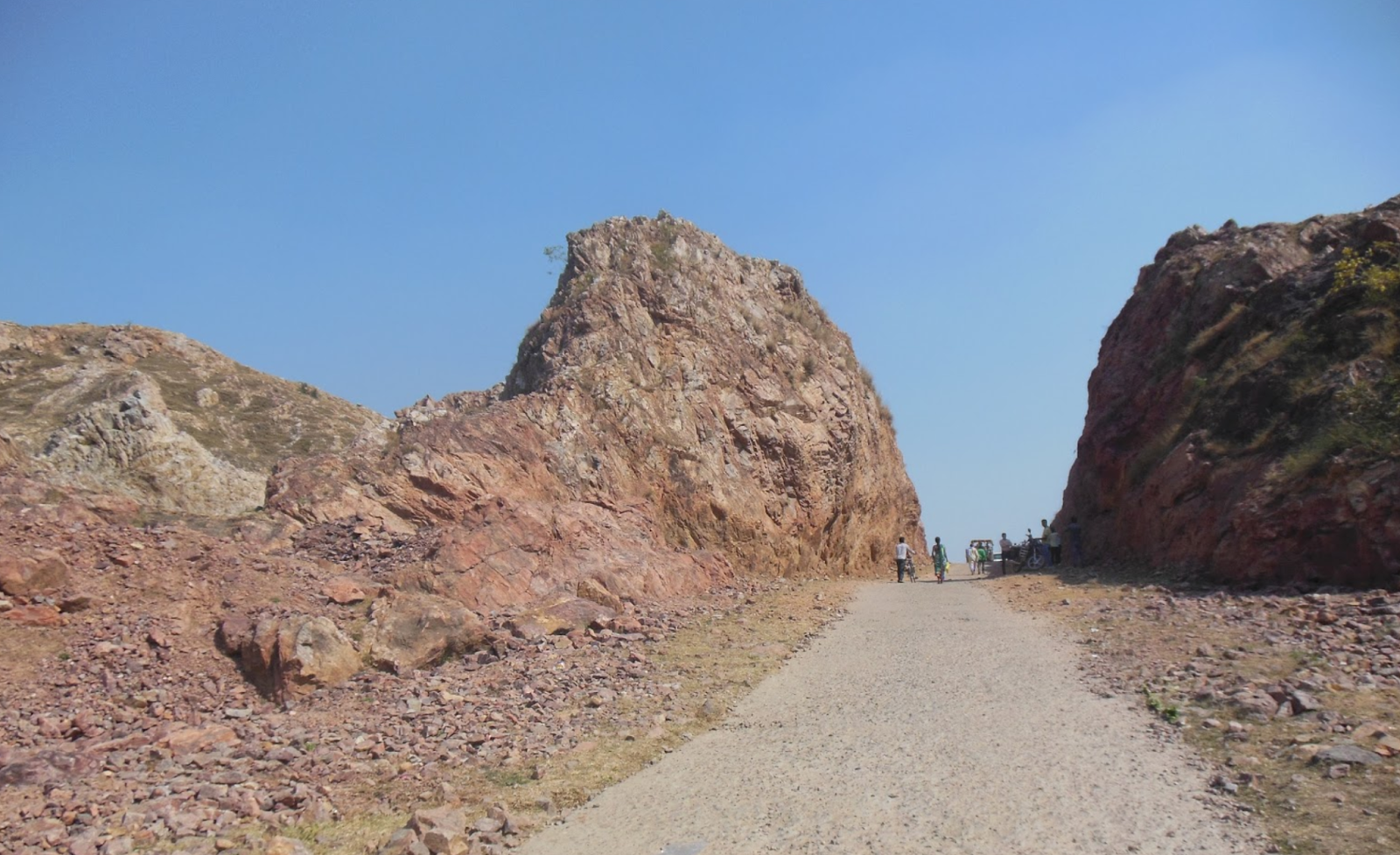 nharshakumar: Dashrath Manjhi breaks a mountain