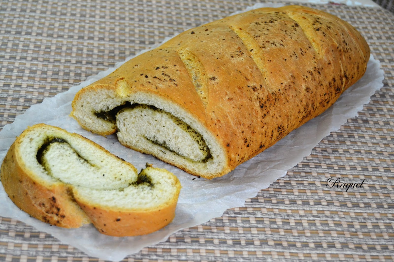 Mi Diversión en la cocina: Pan relleno de salsa pesto
