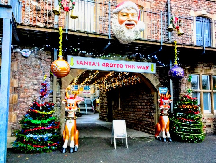 Wading Through Treacle: A 2016 Christmas (at Wookey Hole)