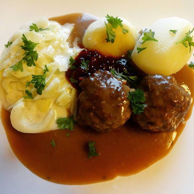 Edels Mat : Kjøttkaker i brun saus med kålstuing