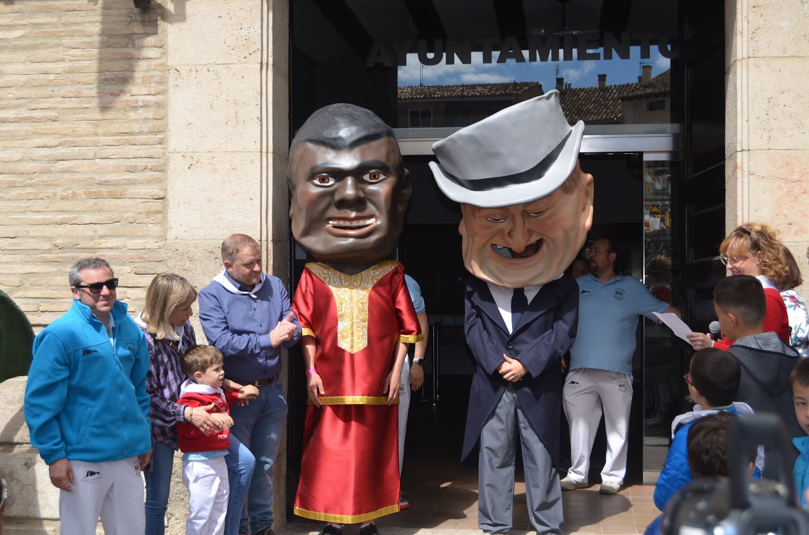 Centro de Estudios Borjanos: Presentación de los nuevos cabezudos